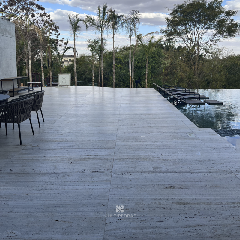 MÁRMORE TRAVERTINO ROMANO BEGE 100X100CM – Multipedras