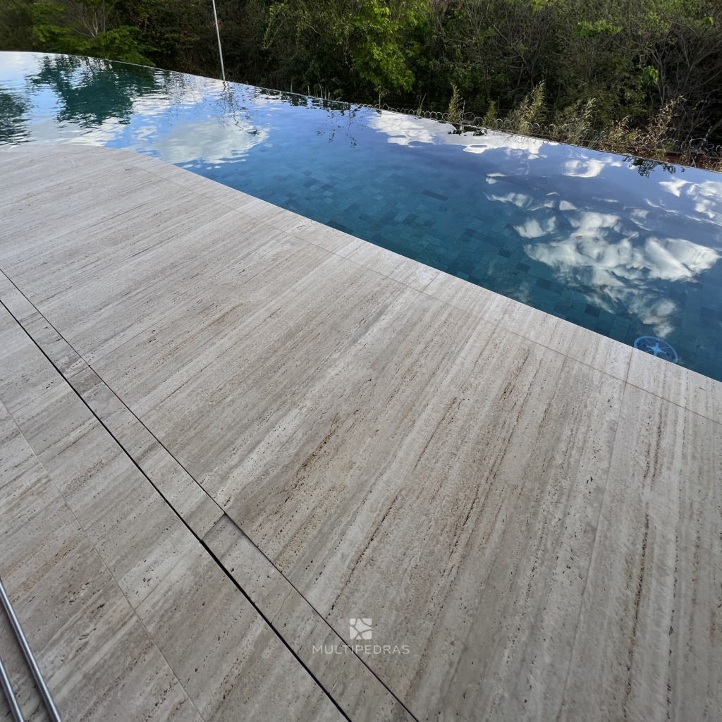 MÁRMORE TRAVERTINO ROMANO BEGE 100X100CM – Multipedras